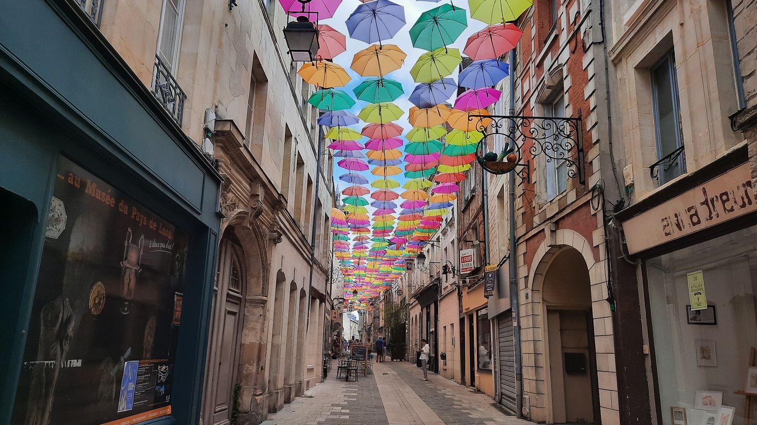 Deux pompiers sont pris au piège sous les décombres d'un incendie à ...